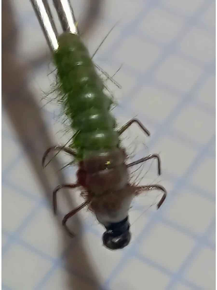 Мушка"Ручейник". На одинарном крючке. На хариуса и другую рыбу.