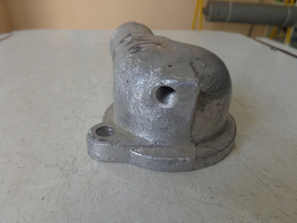 Крышка корпуса термостата дв. УМЗ-4178,421,4218,4213 прямой штуцер назад