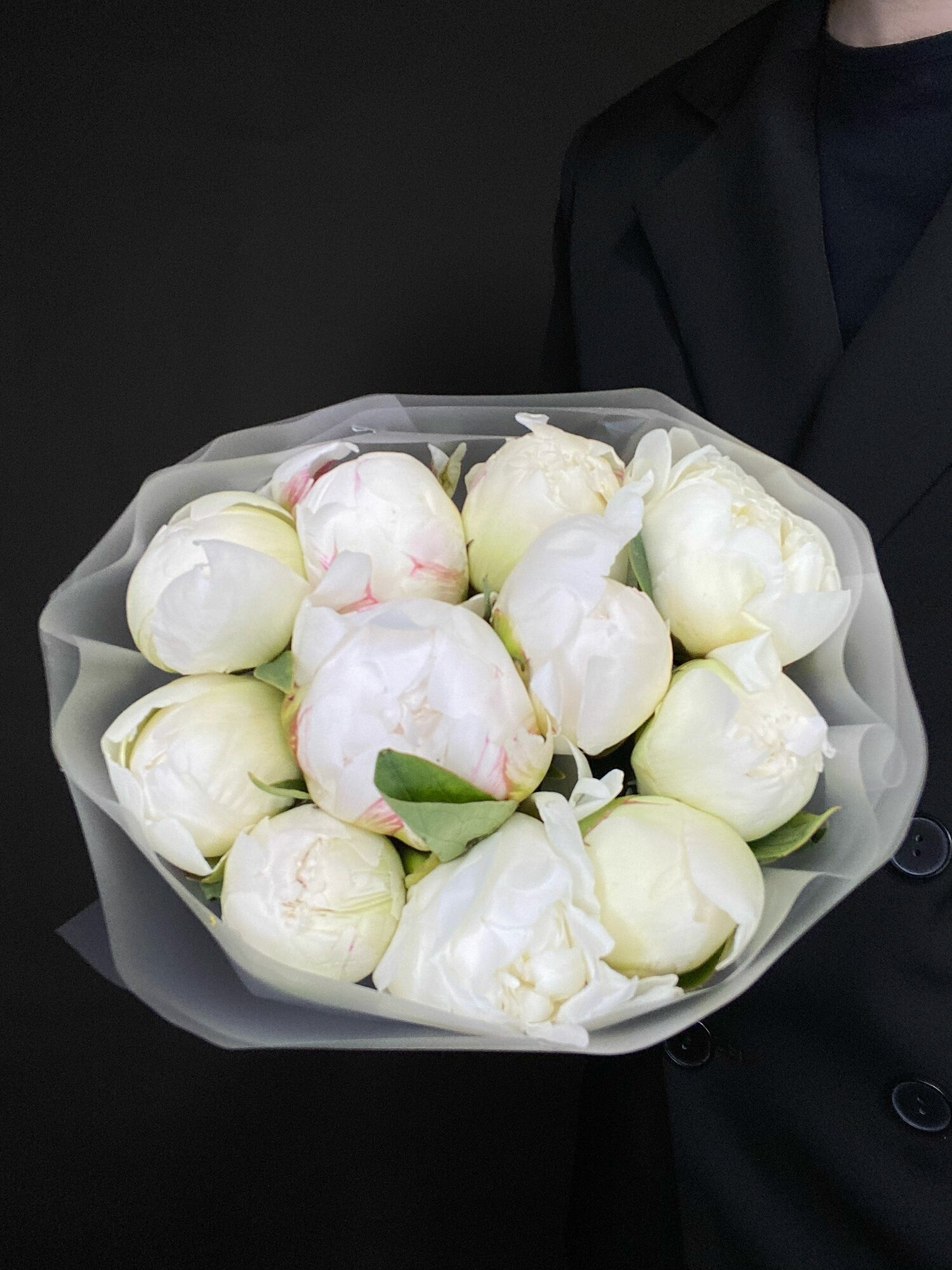 Пионы белые (пион 11 шт.), высота букета 40 см, ширина 15 см