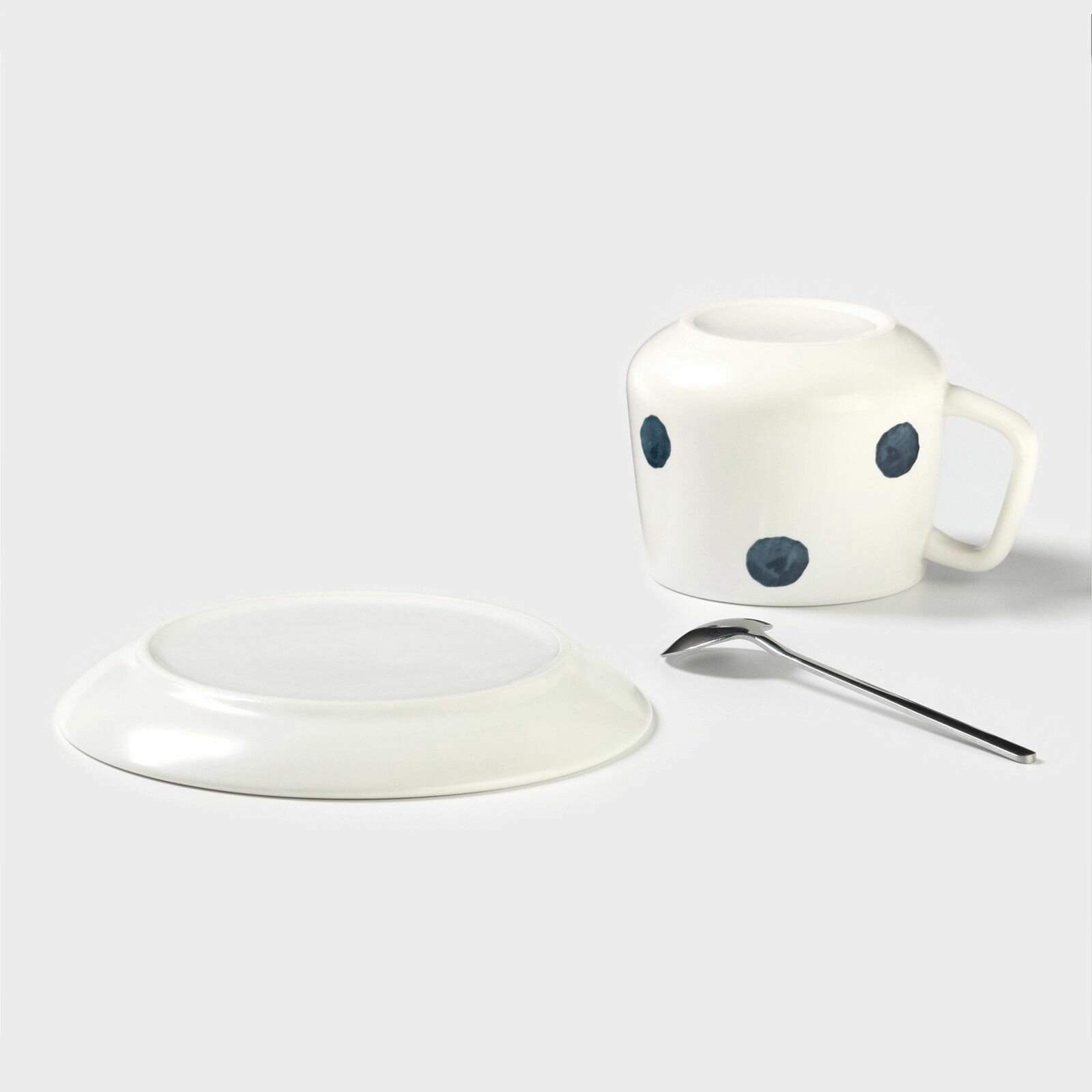 Чайная пара керамическая "Горошек" с ложкой, объем 220 мл, цвет белый