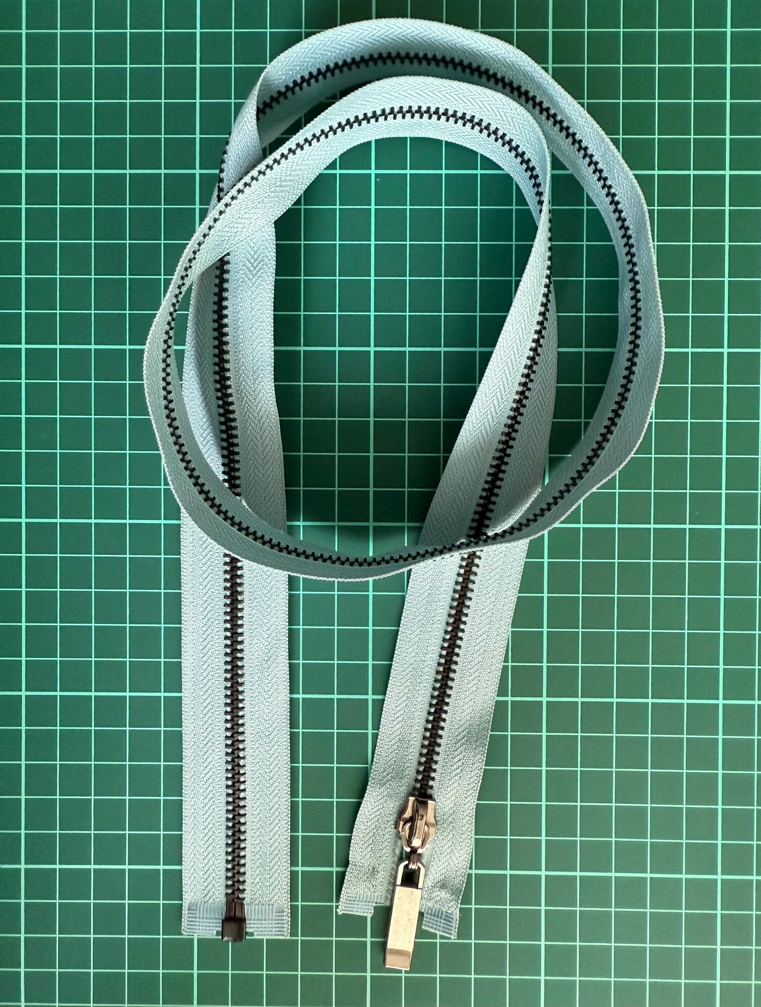 Молния металлическая, замок автомат, цвет голубой, 90 см, цена за 1 штуку.