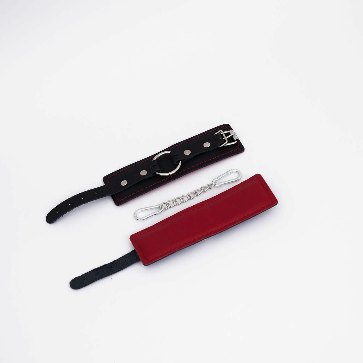 Черно-красные кожаные наручники