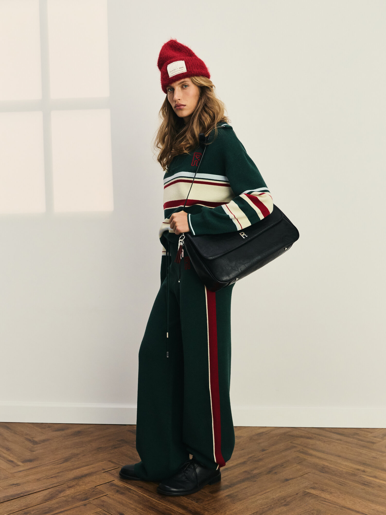 Вязаные брюки с лампасами и вышивкой