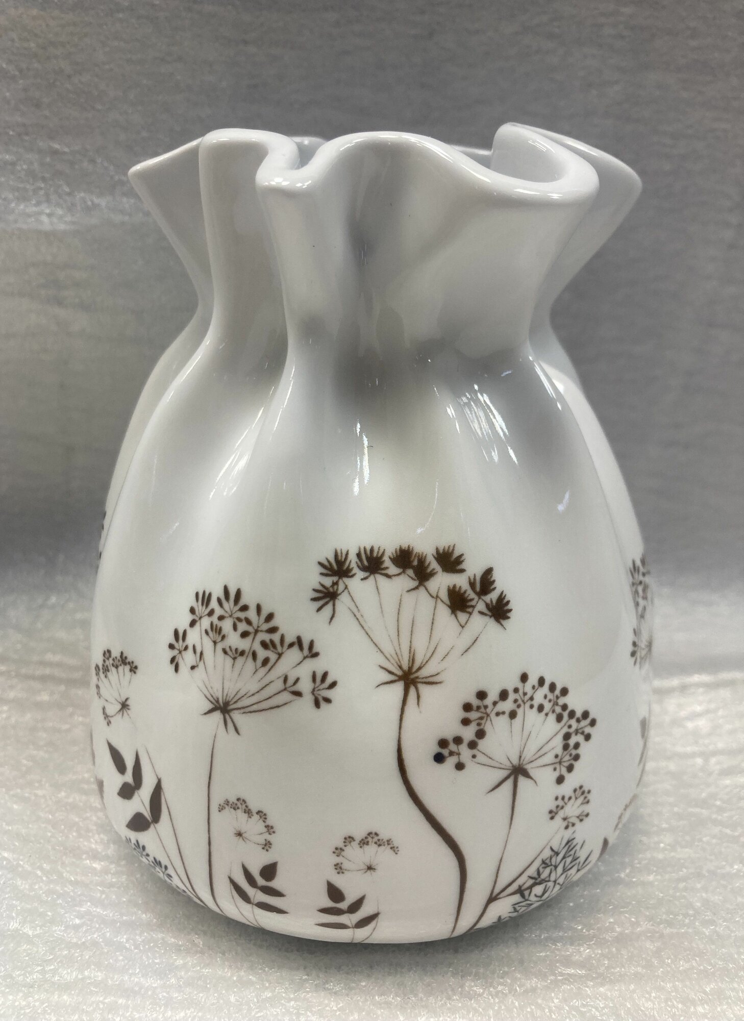 АРТ-Салон на Октябрьской ваза-мешочек малый с деколью "Зонтики", фарфор, 14x11х11 см, мастерская майолики Павловой и Шепелева