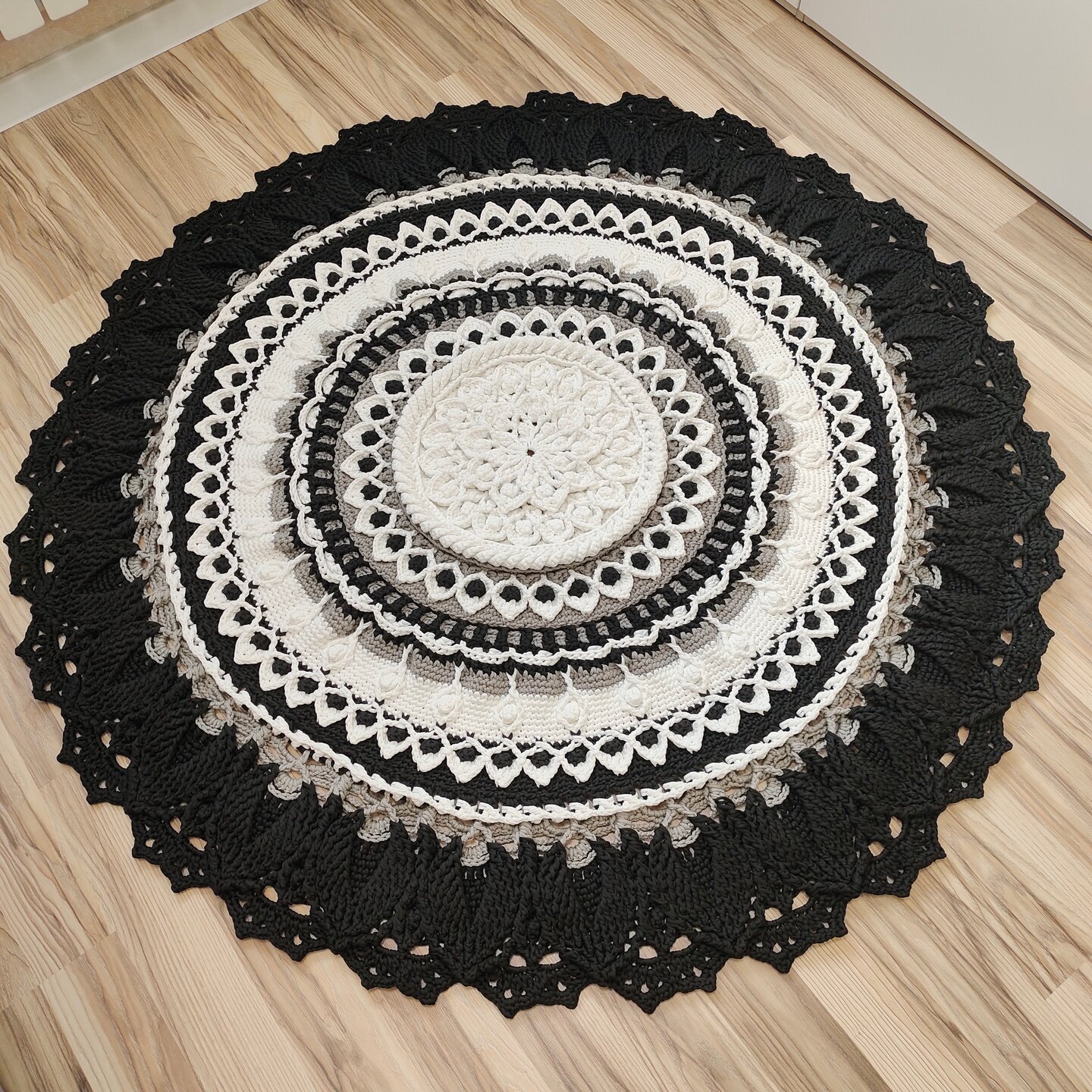 Черно-белый ковер "Лунная симфония" из полиэфирного шнура 4 мм. Диаметр 142 см