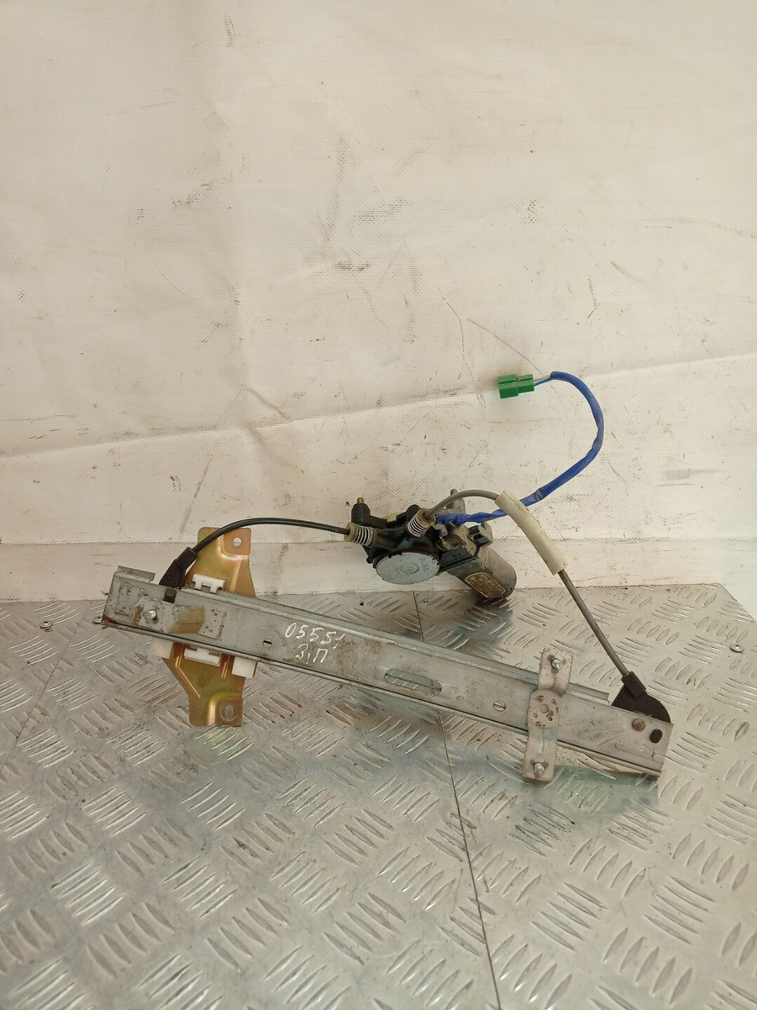 Стеклоподъемник задний правый Kia Clarus рест. 1999