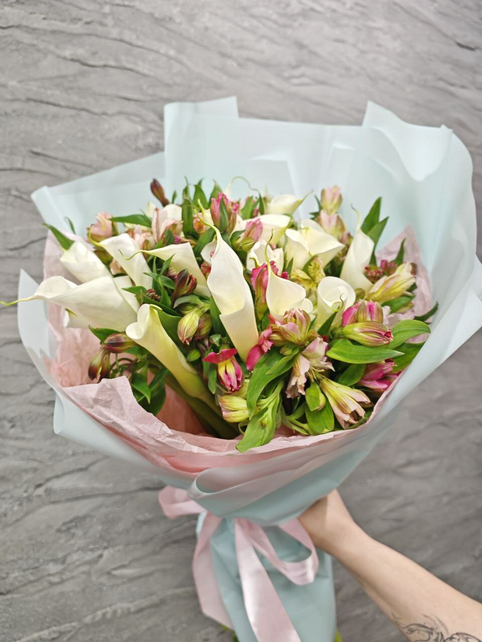 Большой букет из калл и альстромерий. Живые цветы белые каллы и альстромерии