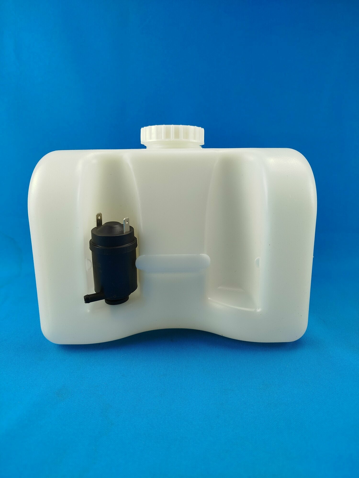 Бачок омывателя "UAD" для автомобилей КамАЗ, ЗиЛ, Урал 5,4л в сборе с одним мотором