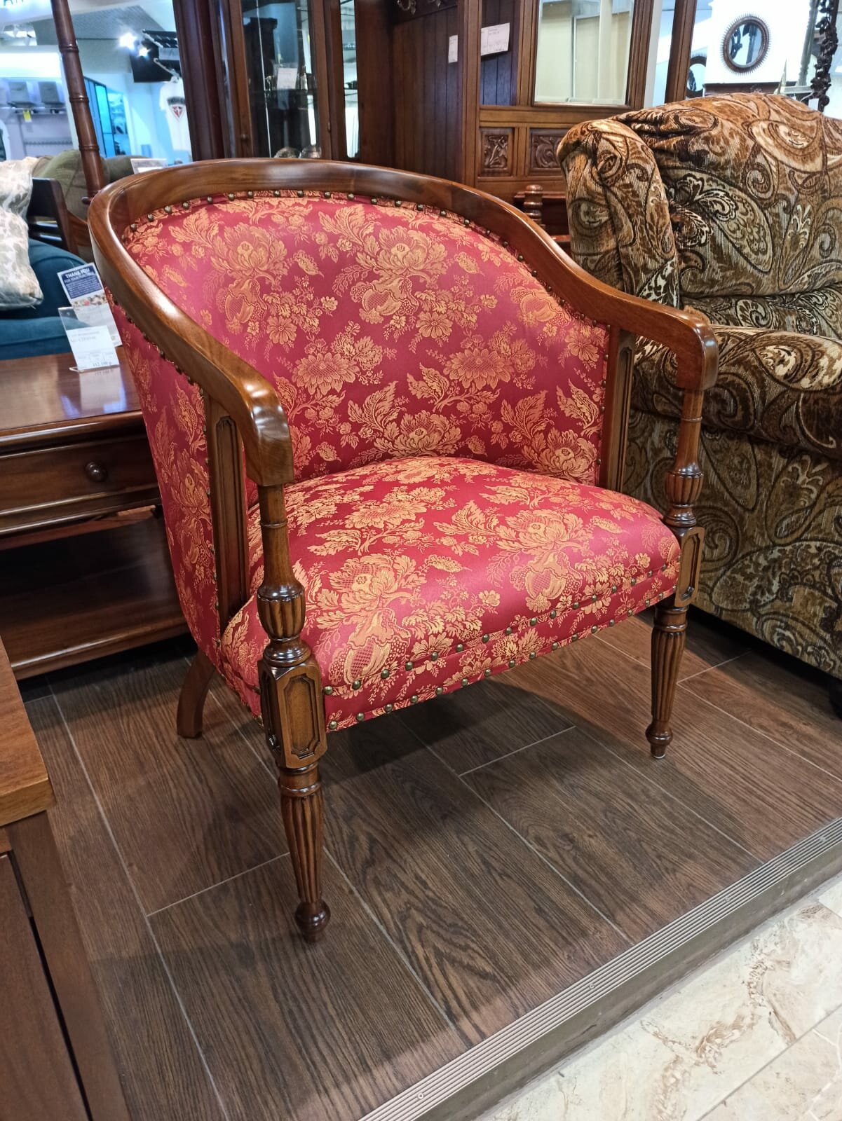 Кресло Louis от DOMKORLEONE, текстиль, красное дерево (mahogany wood), цвет орех NAA (светло-коричневый)