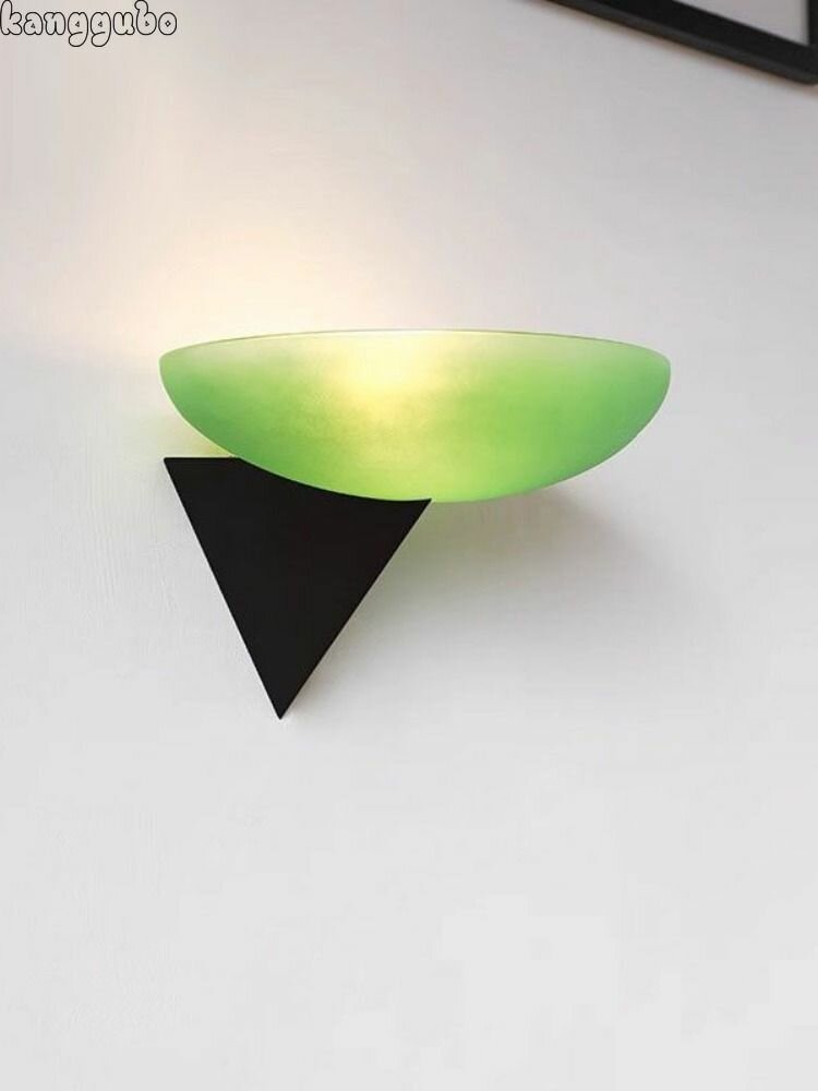 Стеклянный настенный светильник в стиле французского средневековья