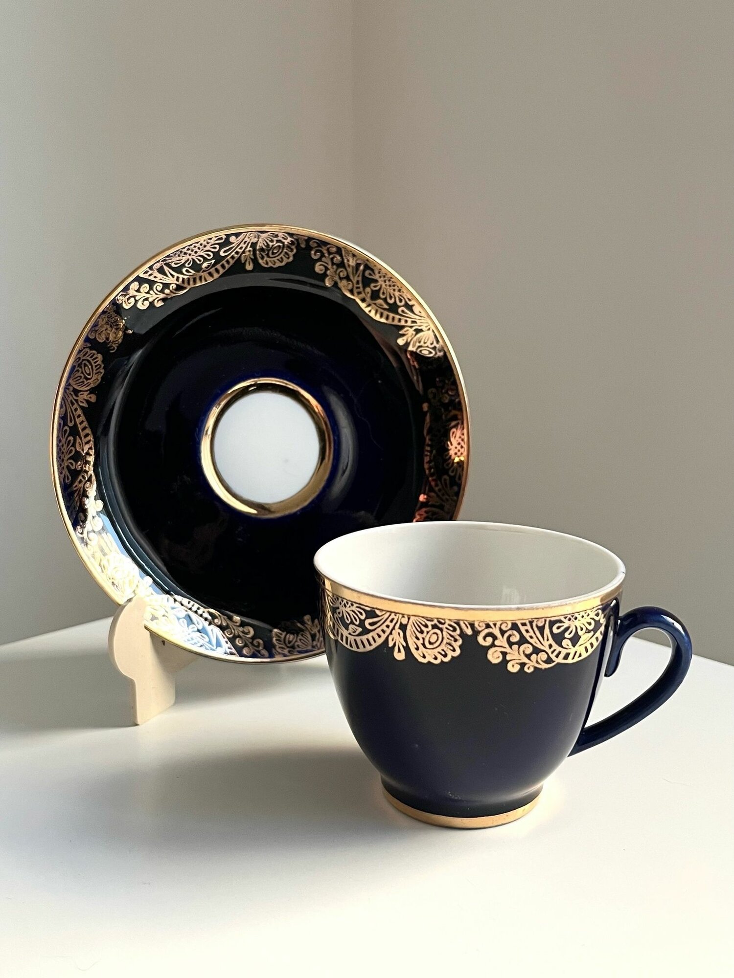 Чайная пара "Цветочная гирлянда" Фарфор. Кобальт. Позолота. 2 сорт. ЛФЗ. СССР. Объем 150 мл.