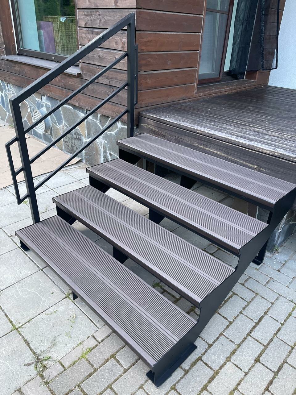 Лестница-крыльцо 4 ступени, с ступенями ДПК, перила с одной стороны. Ширина 1,3м, высота 60см.