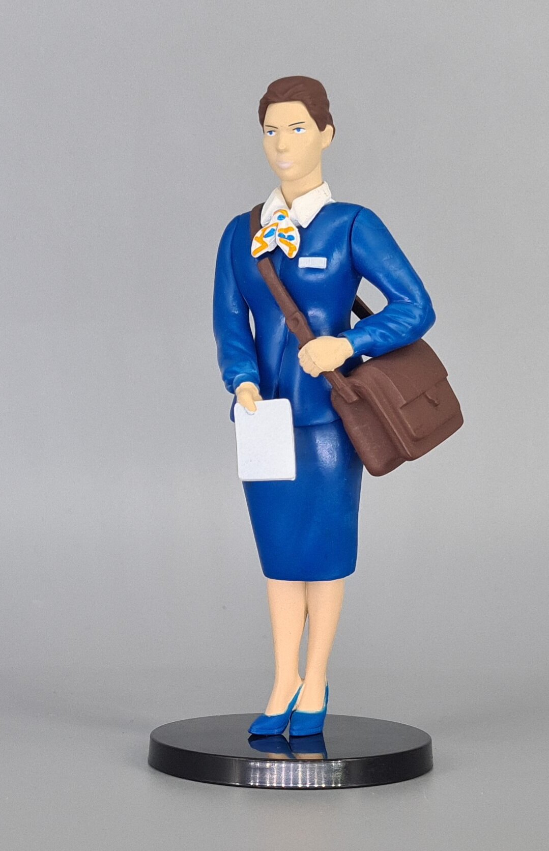 Фигурка "Работница современной почты" из коллекционной серии "Почтальоны россии с XV века до наших дней."