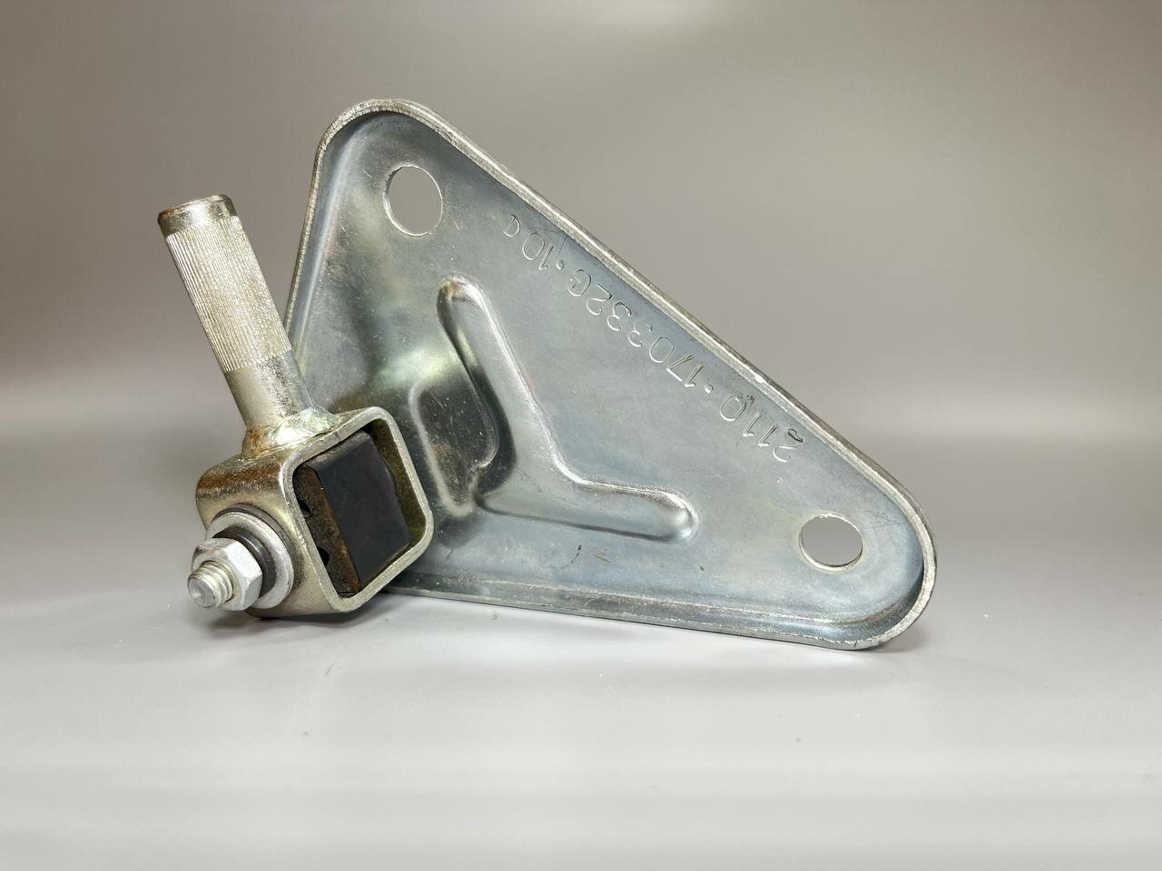 Кронштейн крепления кулисы КПП ВАЗ-2110 нов. образца (арт: 2110-1703320-10)