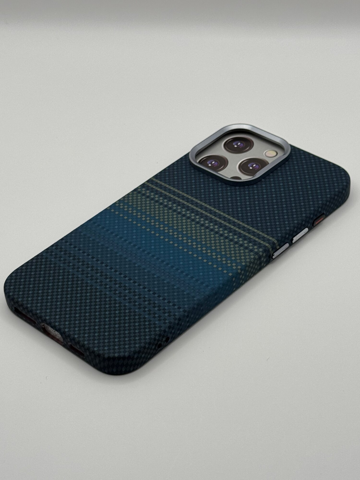 Чехол на Айфон 16 Pro Max, ударопрочный, с текстурой углеводородного волокна, с поддержкой беспроводной зарядки