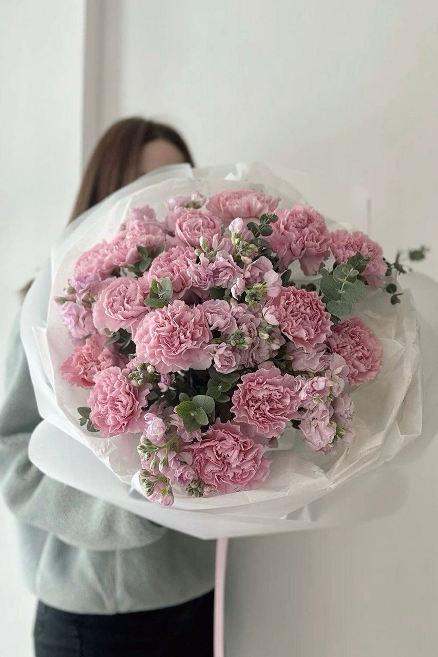 Сборный нежный букет из махровых диантусов и ароматной маттиолы с зеленью
