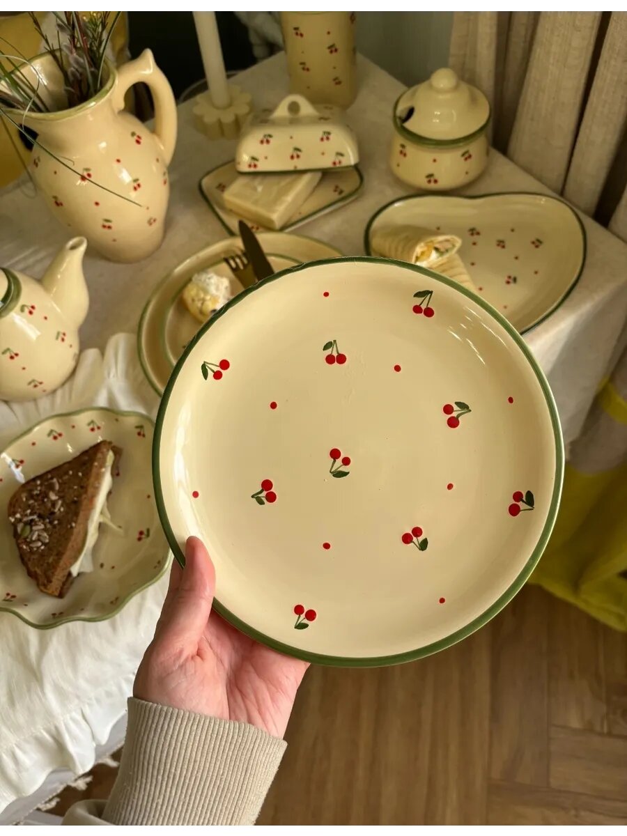 Тарелка с вишенками