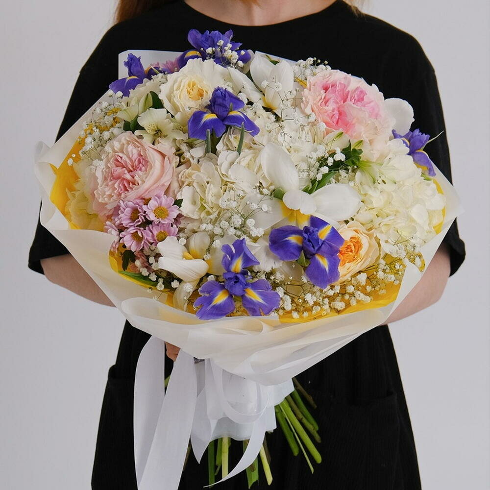 Букет живых цветов "Дофаминовый букет": ирисы, тюльпаны, гипсофила и гортензии