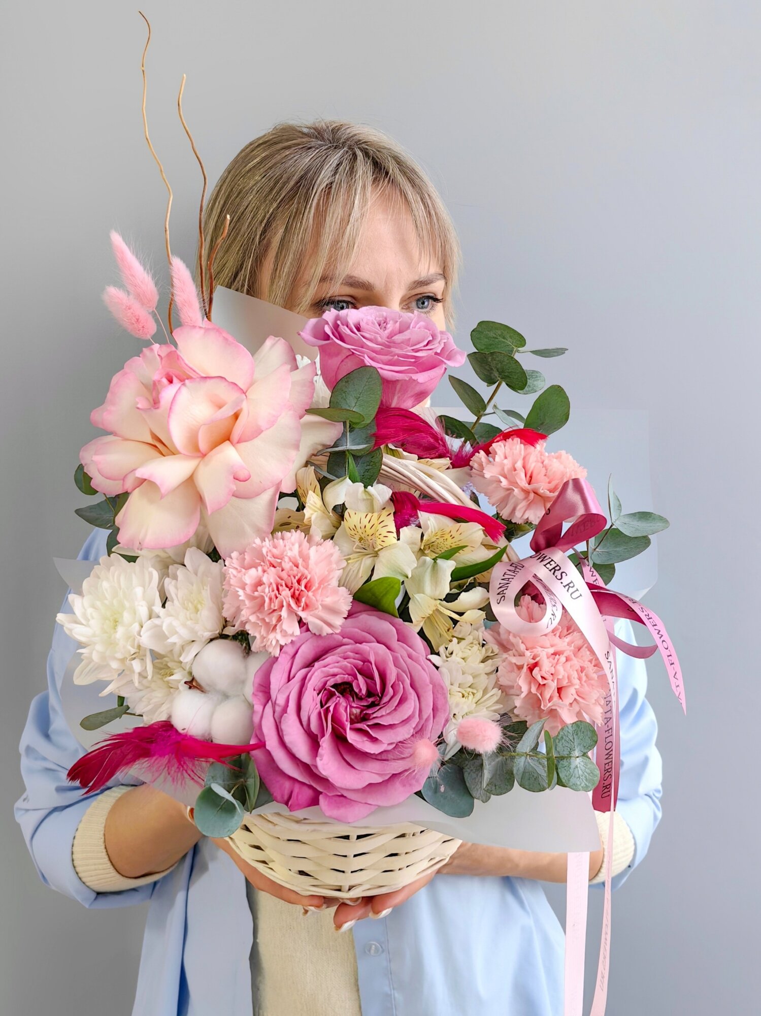 Нежная розовая цветочная композиция в корзинке из роз, диантусов и хризантем