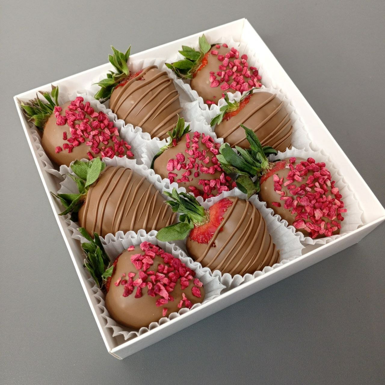 Подарочный набор Flowerstorg "Клубника в шоколаде", 9 - 12 шт, 300 г