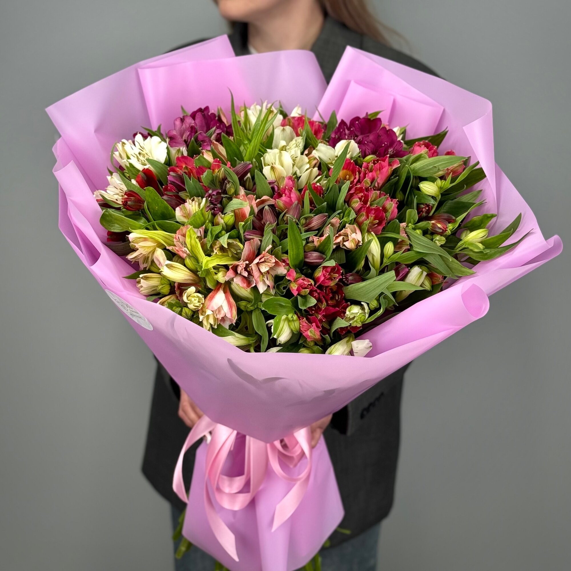 Букет из 41 альстромерий микс в стильной упаковке. «365 Поводов» - живые цветы с доставкой