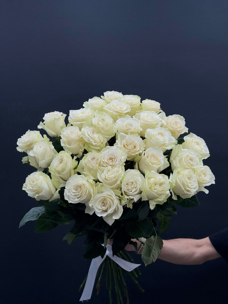 Букет Эквадорских белых роз "Mondial" 31 штука, от "Exotica flowers", размер L Высота 80 см