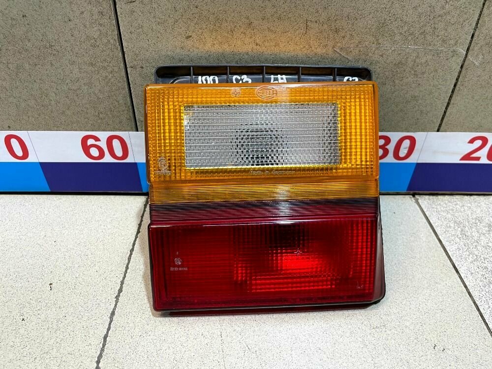 Фонарь задний внутренний левый Audi 100 C3 443945225A