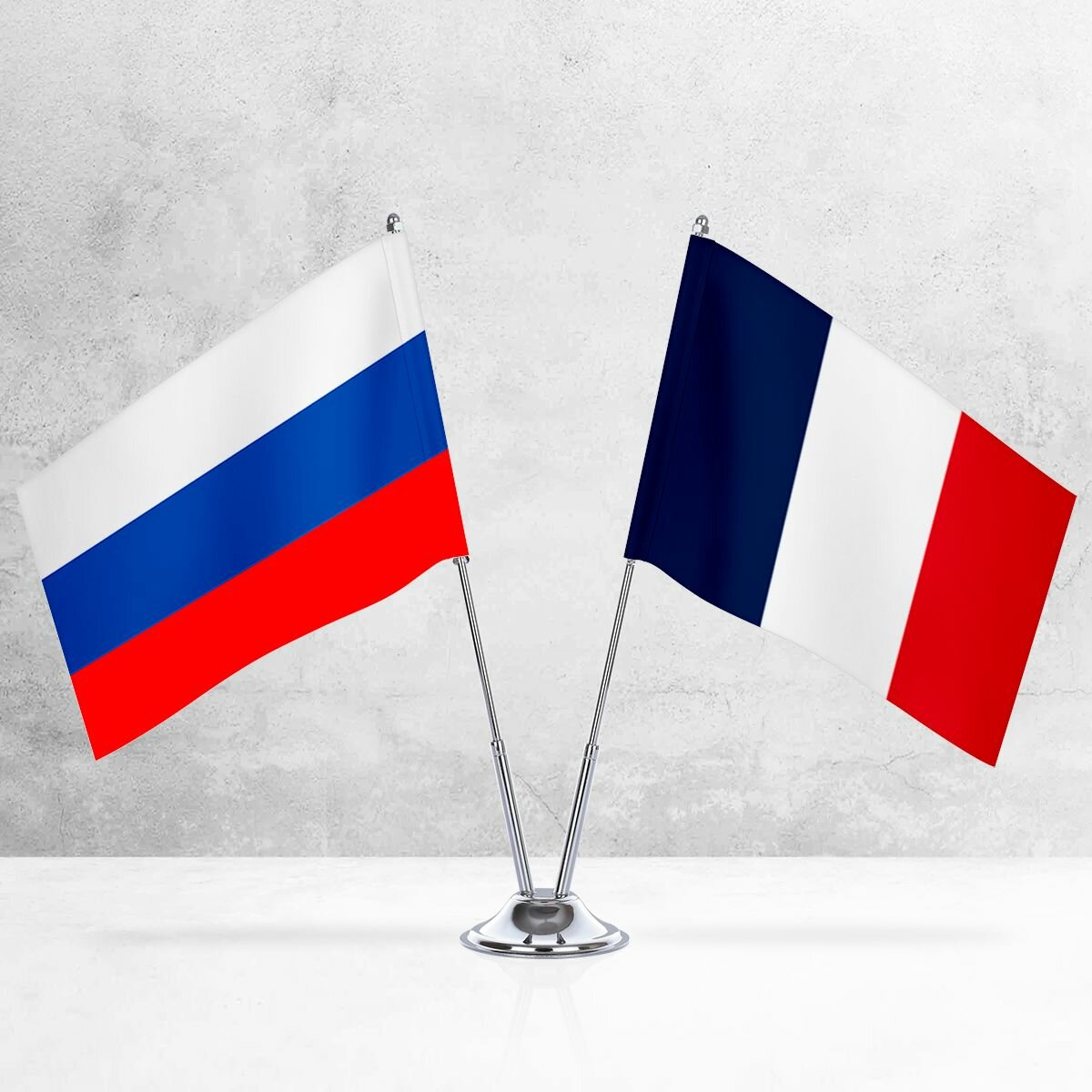 Настольные флаги России и Франции на металлической подставке под серебро