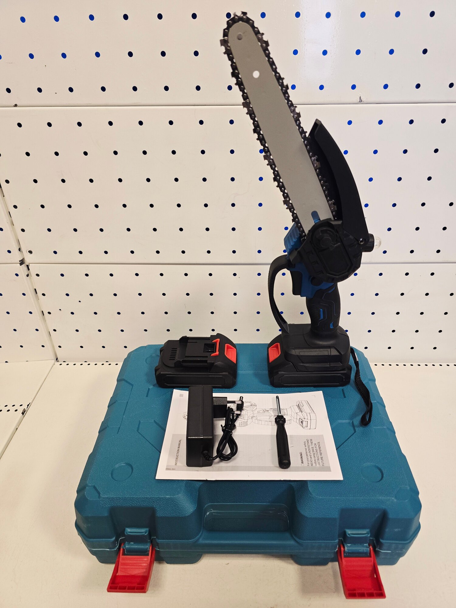 Аккумуляторная бесщеточная мини-цепная пила SmartTools 21V, шина 8"/20см, 2х2,5Ач, кейс