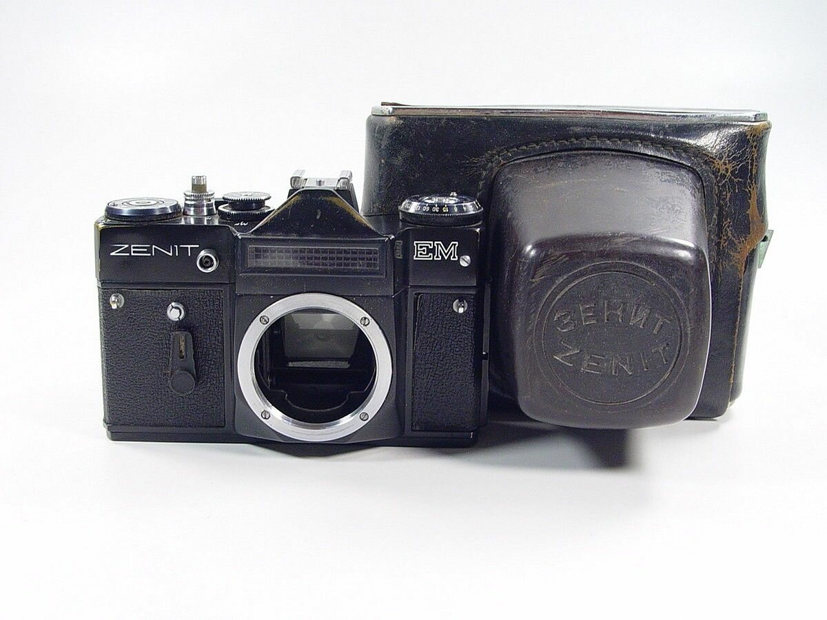 Фотоаппарат старинный Зенит-ЕМ. Красногорский механический завод КМЗ, СССР, 1981 г. Футляр. #001