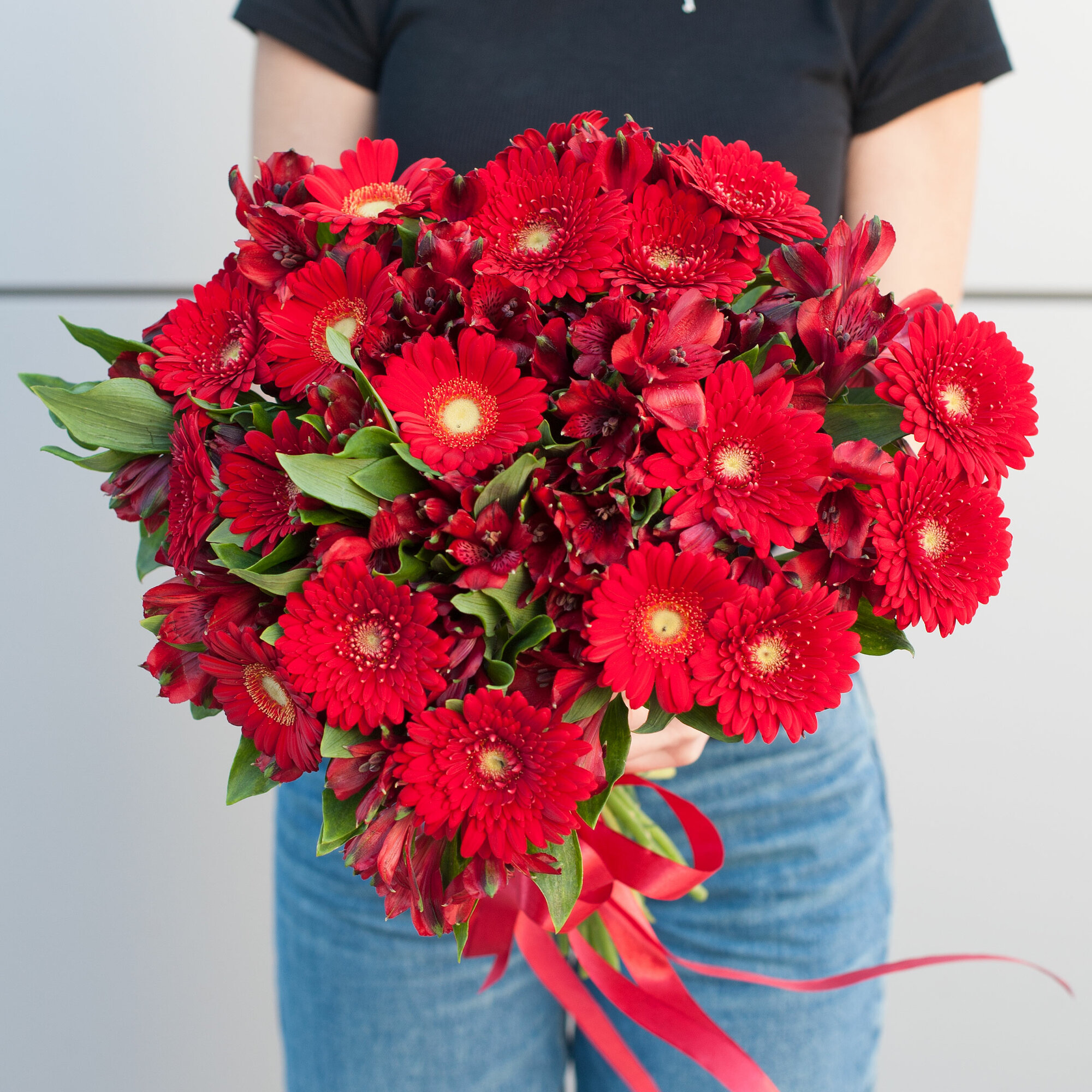 Букет цветов в красных тонах из минигербер и альстромерий "Очаровательная Скарлет"