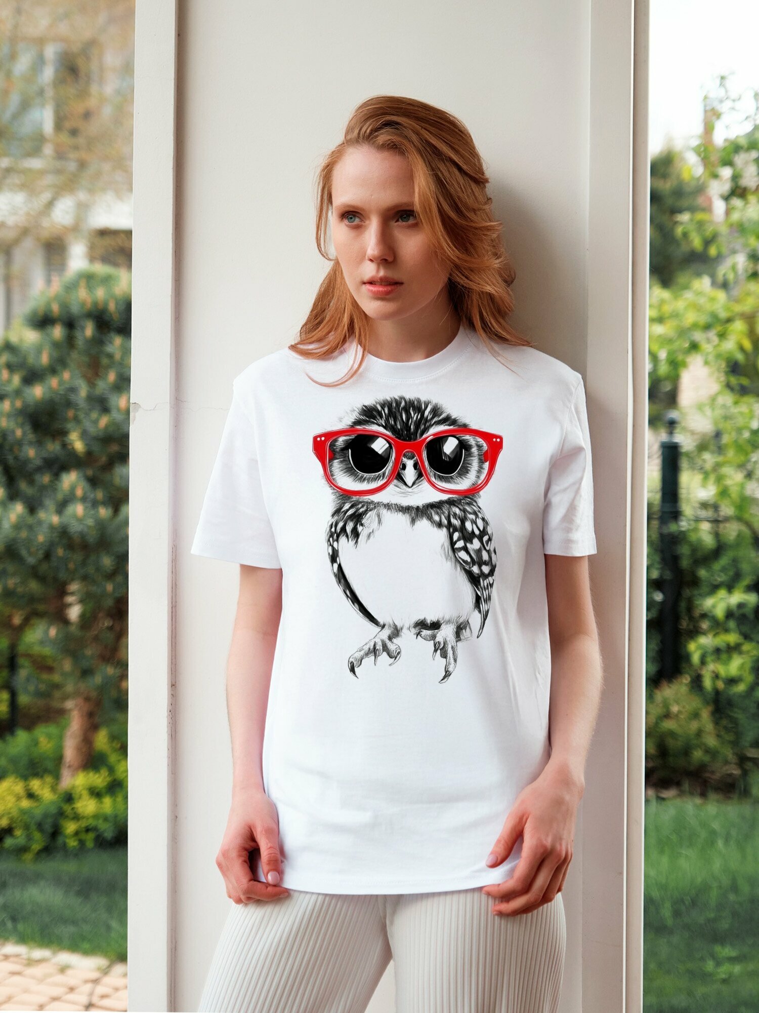 Футболка классическая женская с авторским принтом Смешная черно-белая сова в больших красных очках, графитовая дизайнерская, белый хлопковый трикотаж с прикольным рисунком на груди