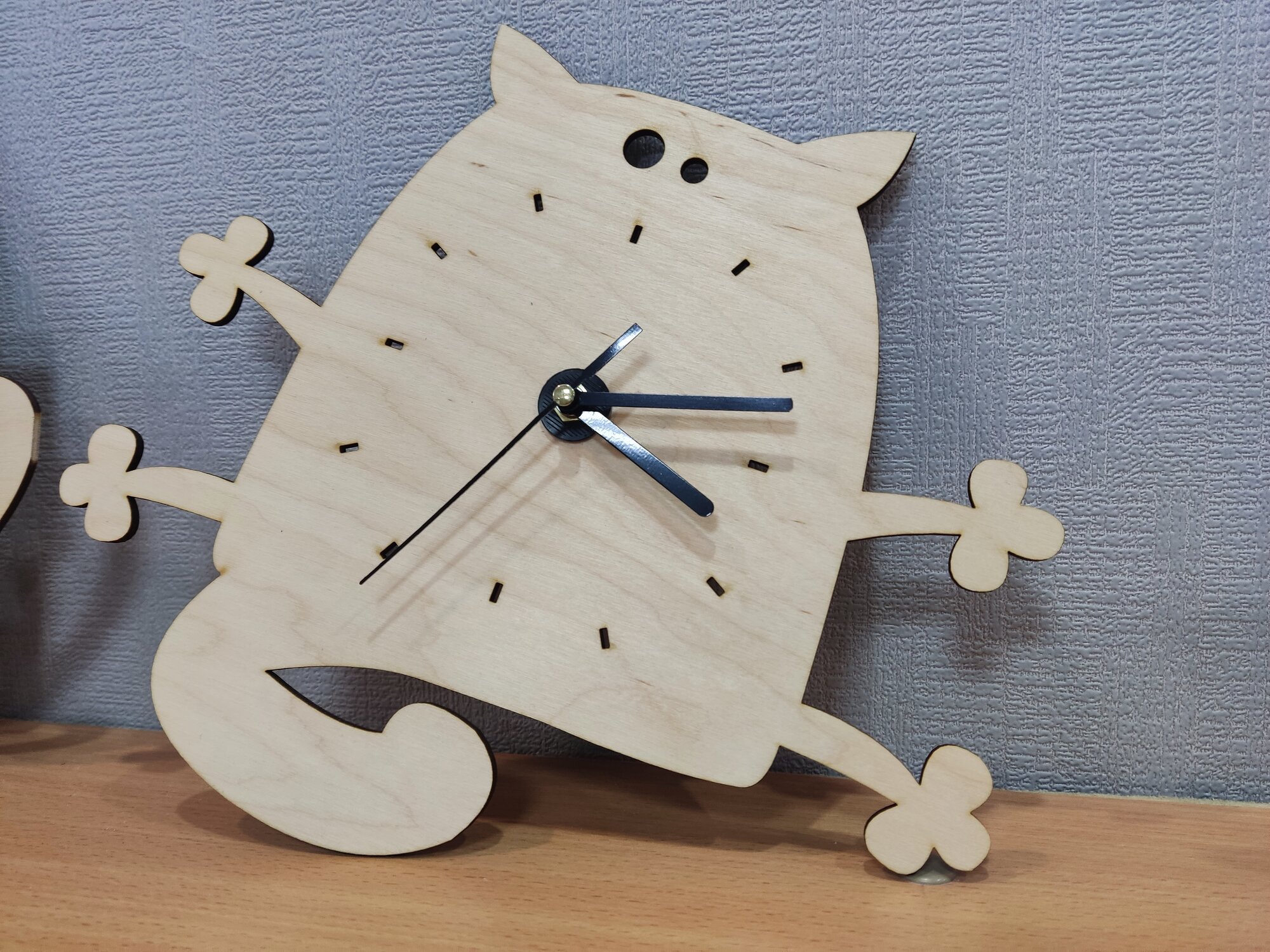 Настенные часы бесшумные, фанера, кот с лапками
