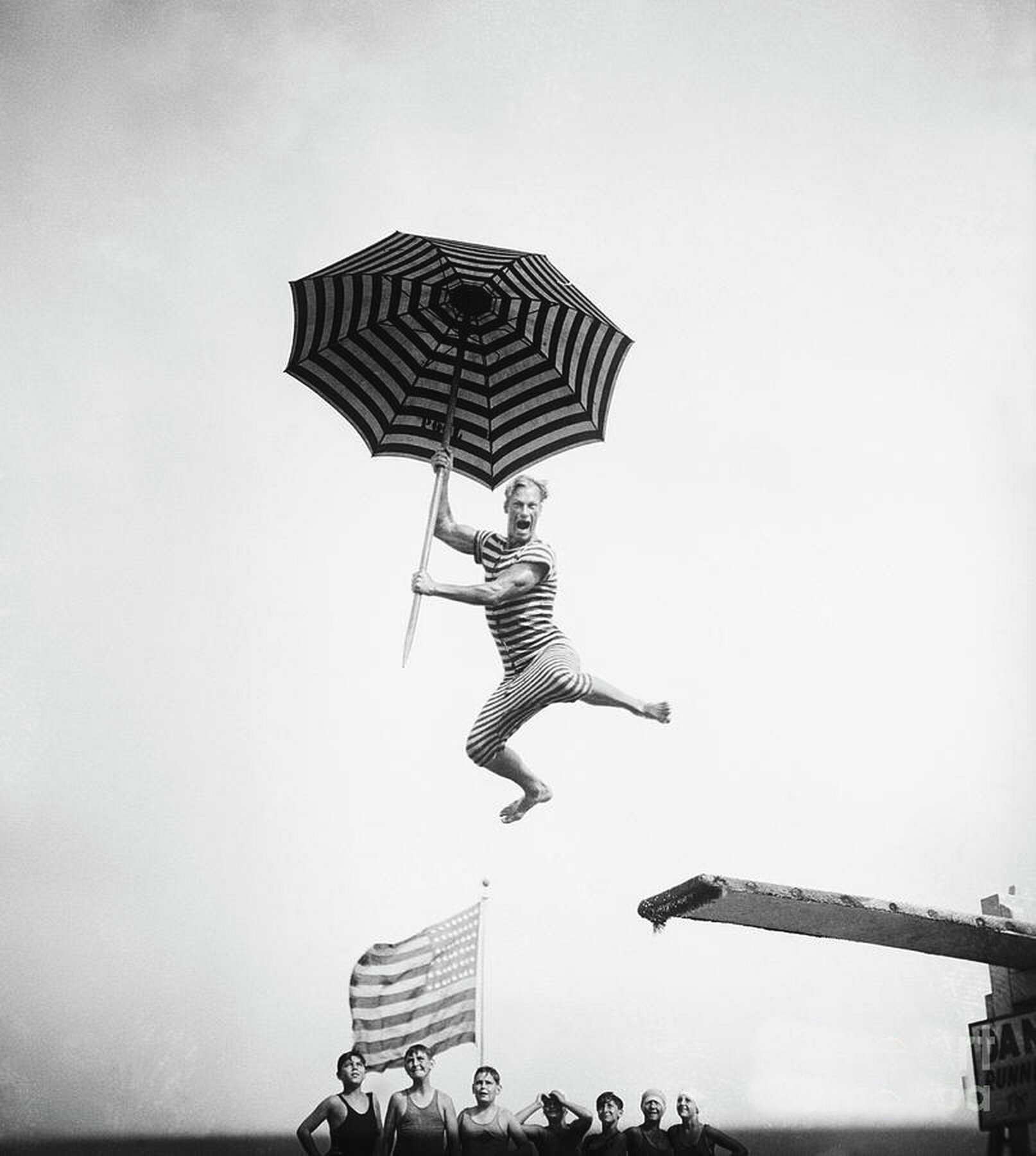 Плакат, постер эксцентричный прыжок в воду на бумаге, размер 21х30см