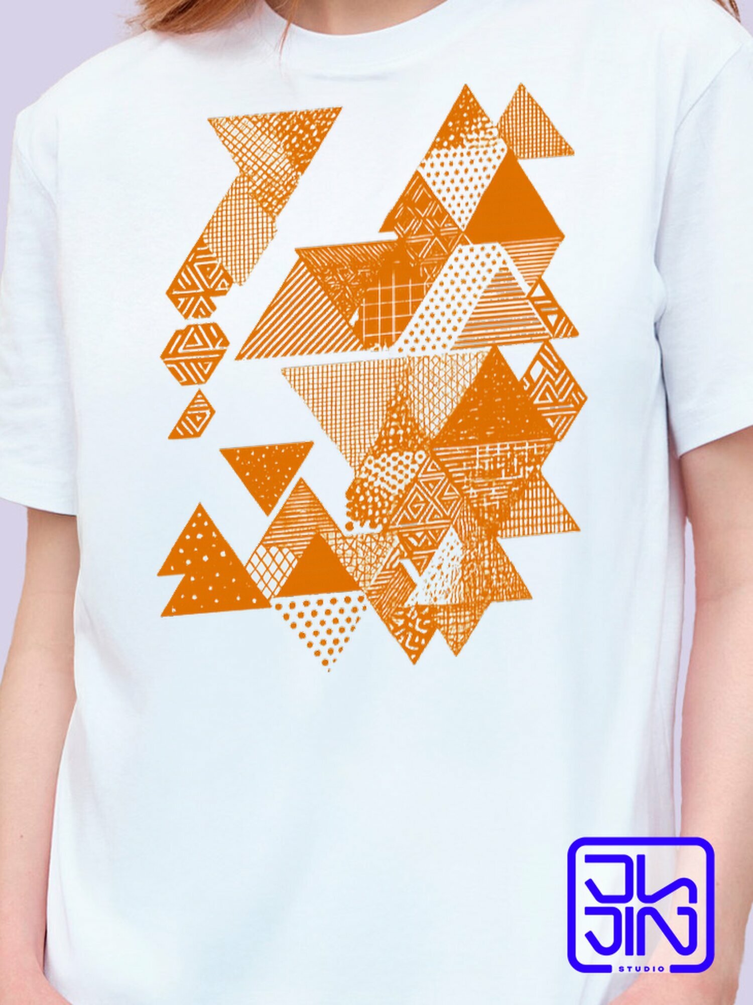 Футболка классическая женская с авторским принтом Абстрактная оранжевая композиция с треугольником и белой геометрической полосой, белый хлопковый трикотаж с прикольным рисунком на груди