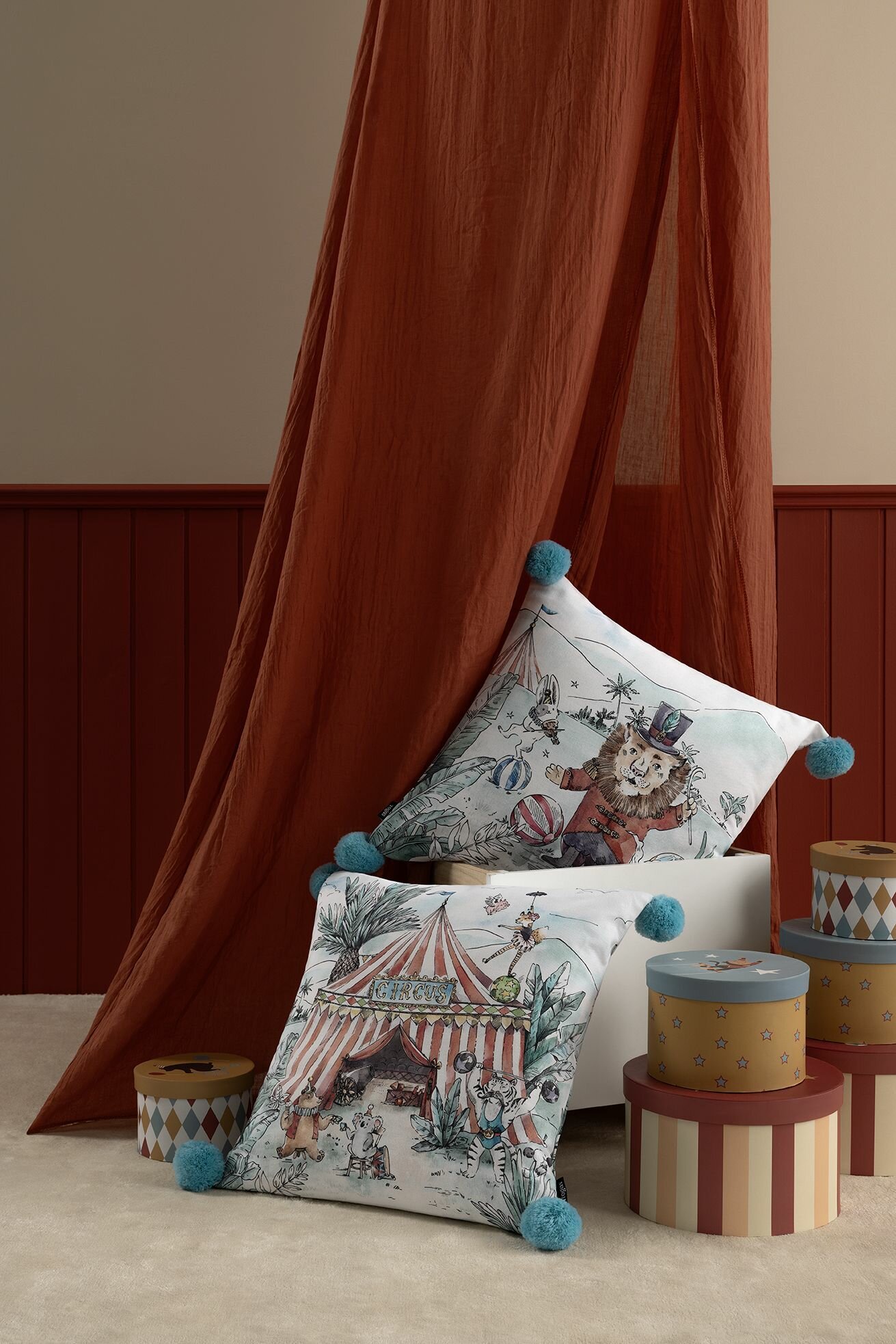 Декоративная подушка Togas "Циркус", 45 см, гипоаллергенная, 100% хлопок