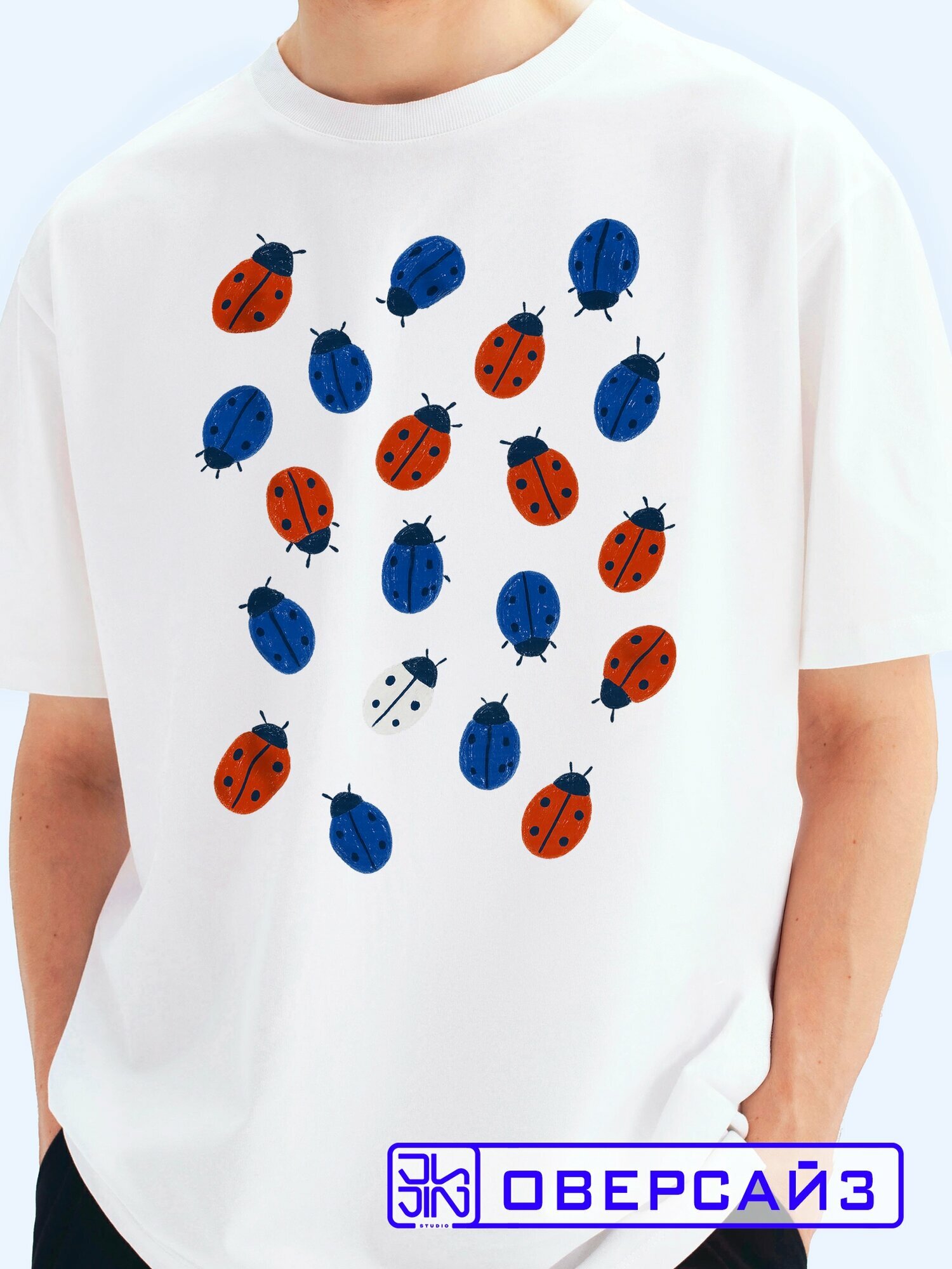 Футболка оверсайз мужская с принтом Веселый смешной паттерн с божьими коровками белыми, синими, красными насекомыми, белый хлопковый трикотаж с прикольным рисунком на груди