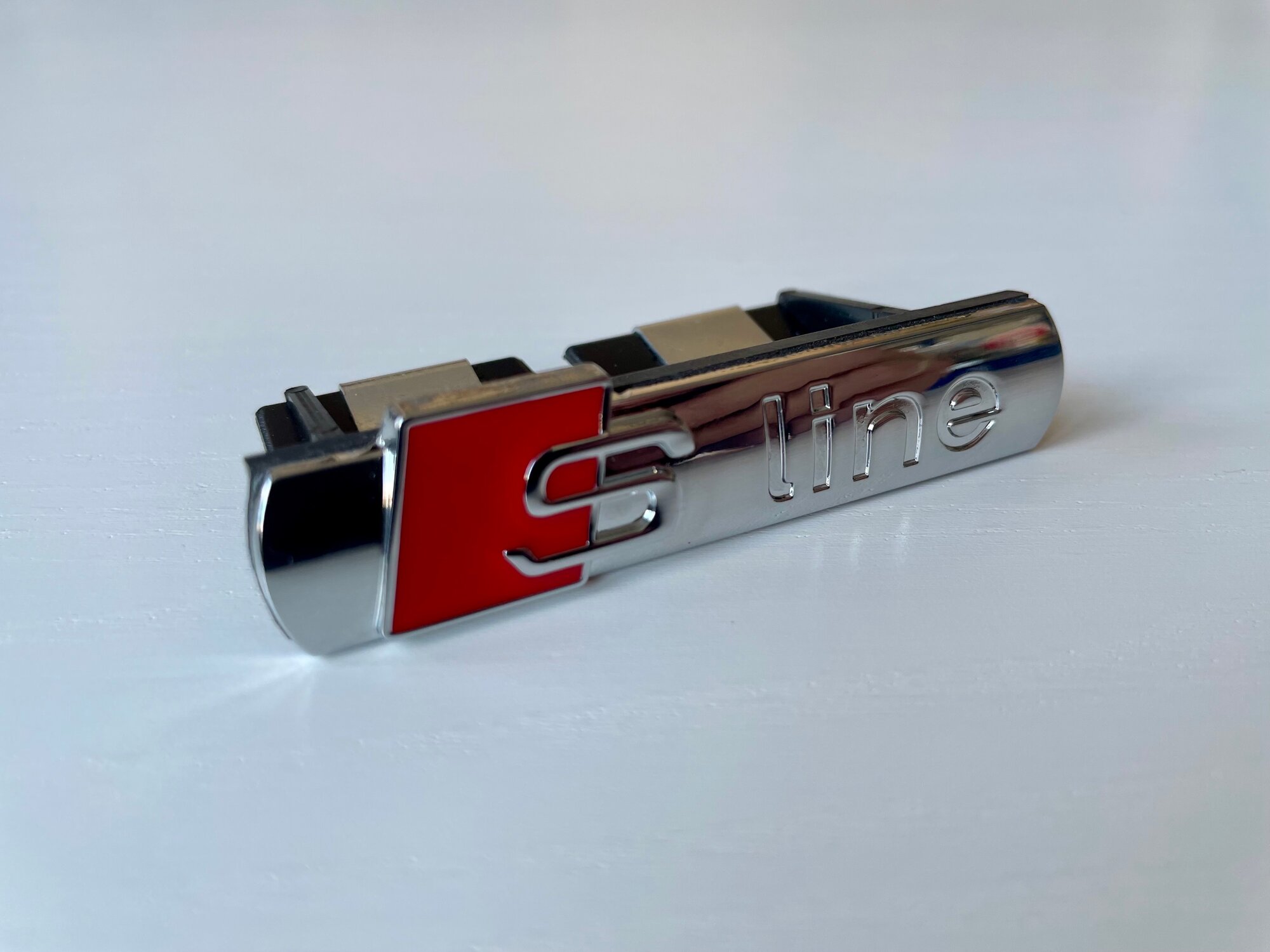 Эмблема S line в решетку Audi (серебристый хром)