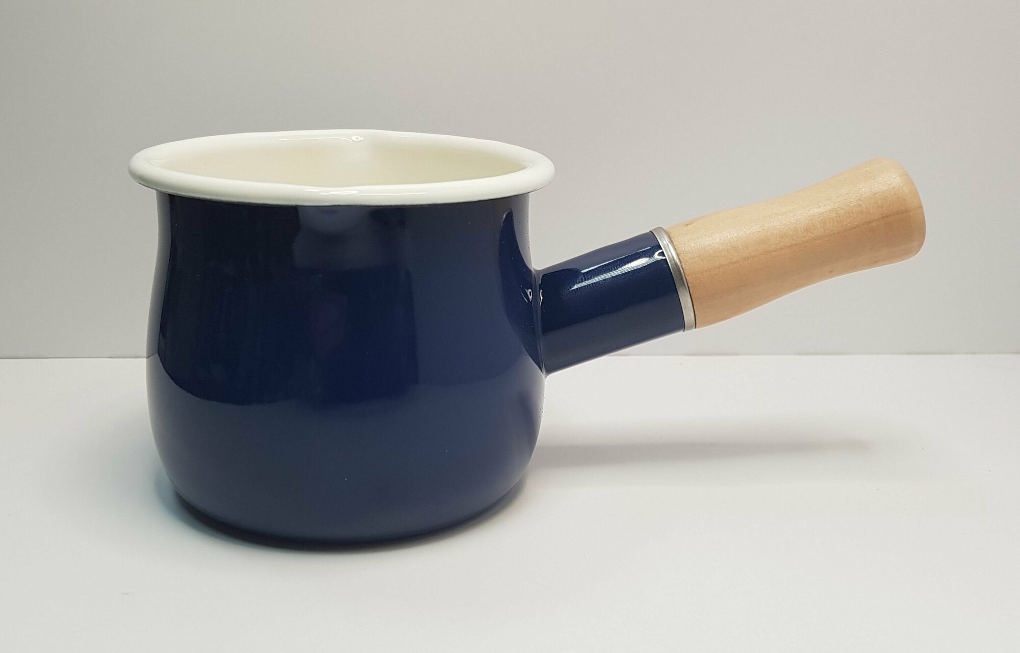 Ковшик с деревянной ручкой металл/эмаль