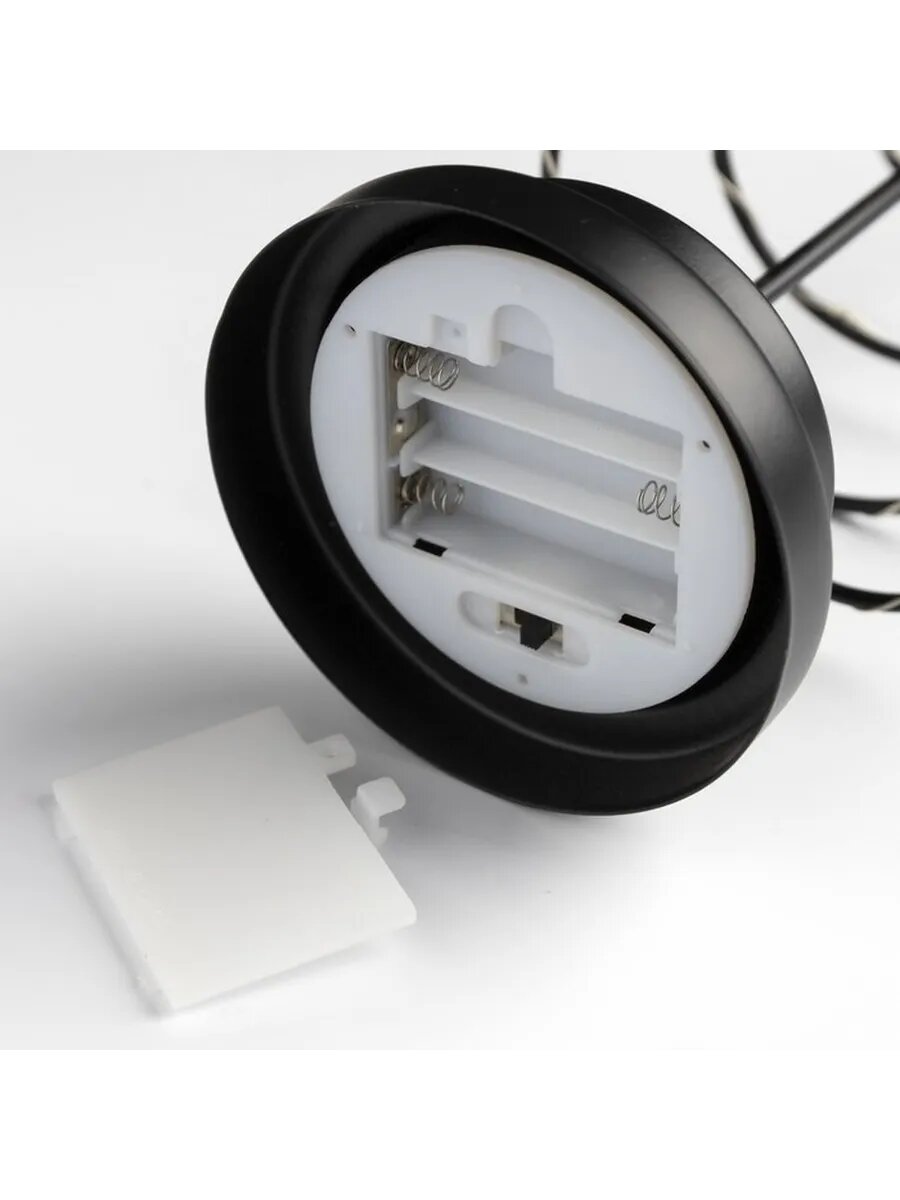 Стильная черная елка с тёплым свечением