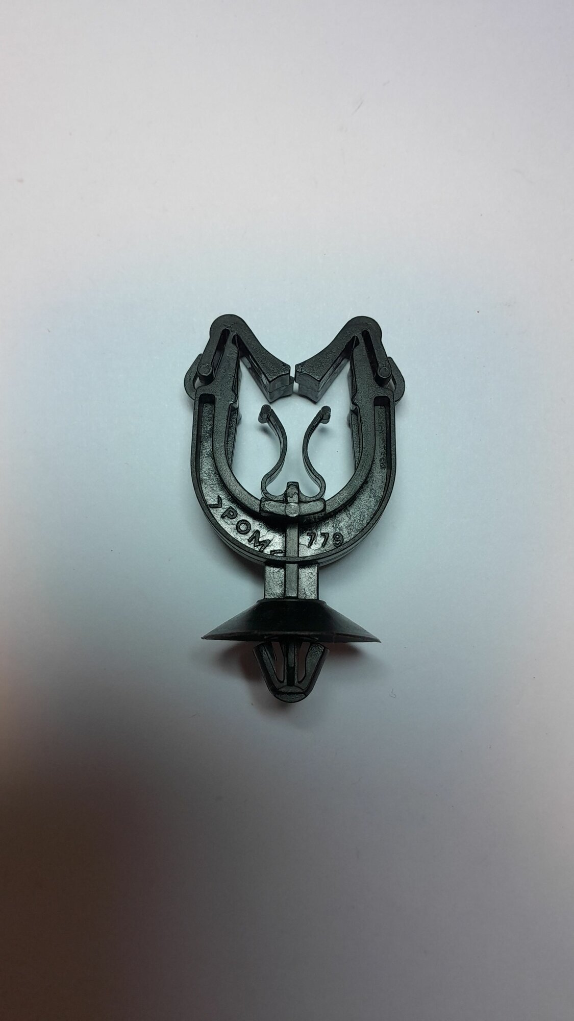 Фиксатор кронштейн троса оригинал RENAULT OEM-номер 7703079779 для автомобилей RENAULT и LADA ( ВАЗ ) .