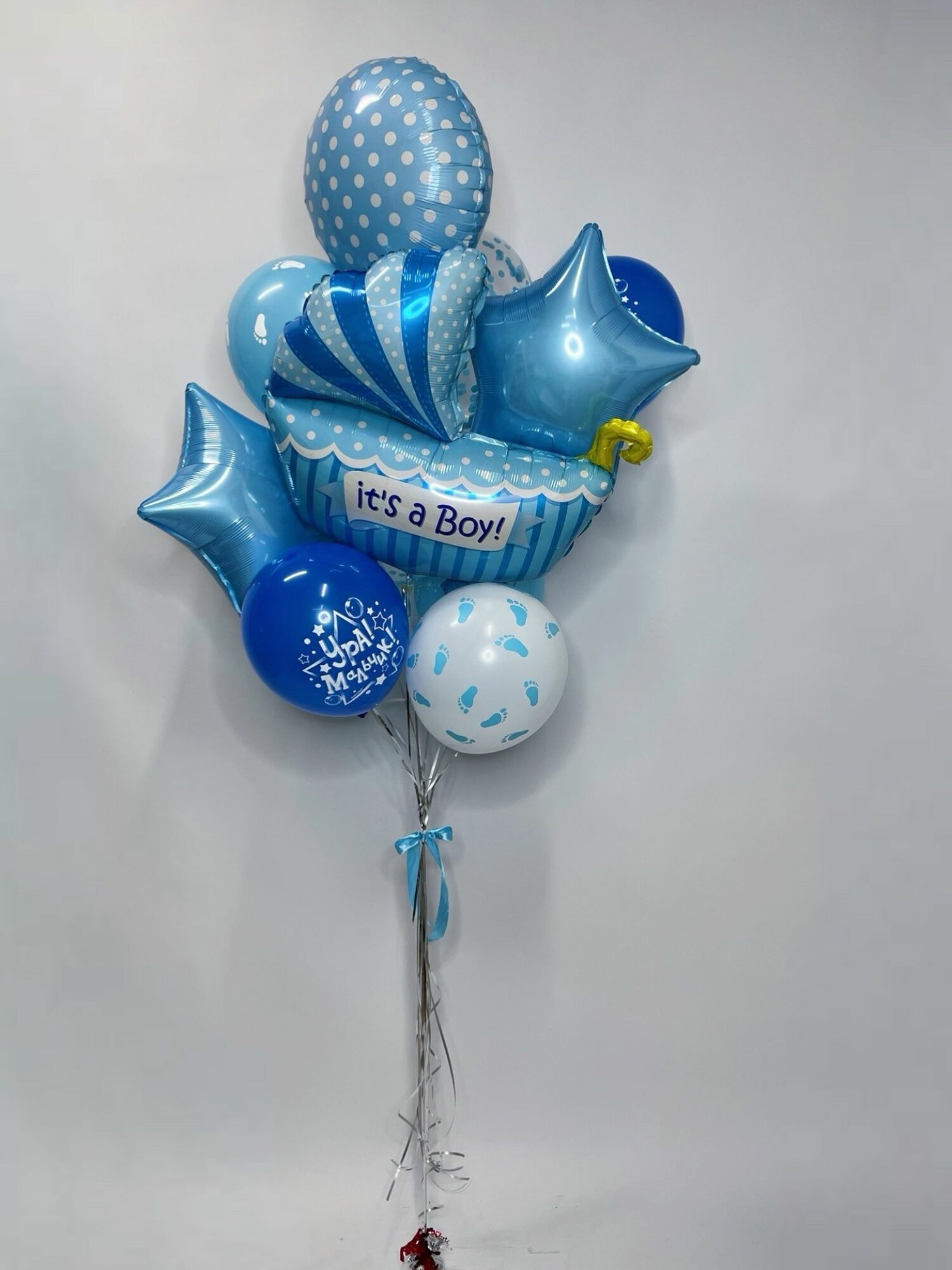 Фольгированные воздушные шары звезда и коляска, надутые в фонтан из латексных шаров с конфетти на выписку мальчика и день рождения "Ура, сын!", 12 шт