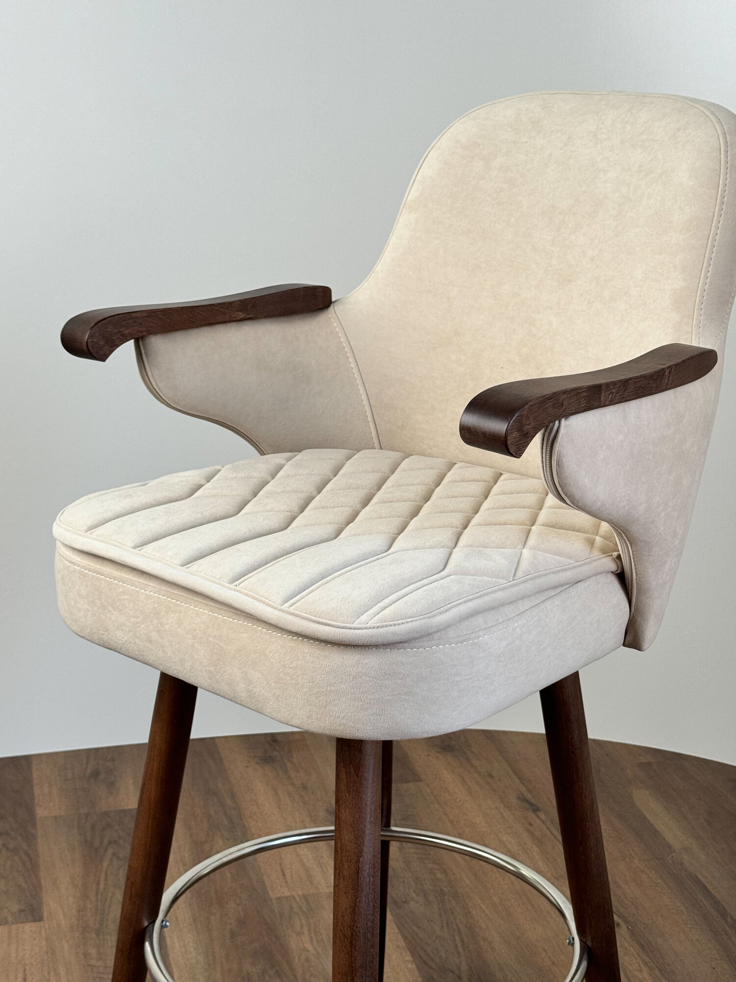 Подушка на стул стёганная, микровелюр, Качественная мебель, цвет кремовый.