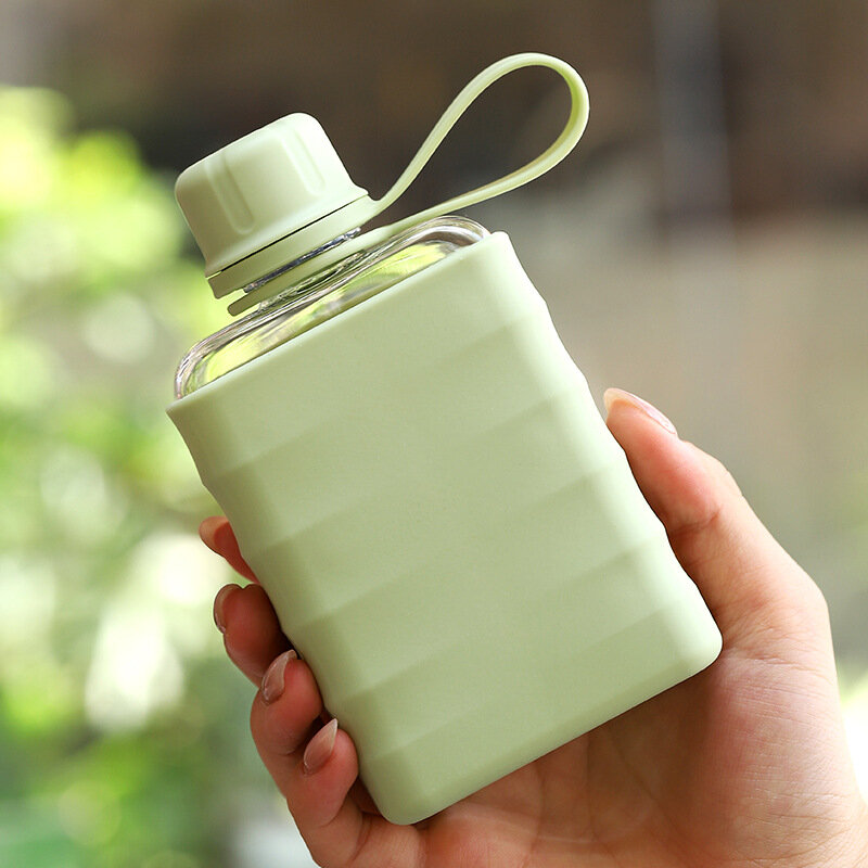 Новая бутылка Tritan Fresh Style с ручкой, плоская бутылка с силиконовым покрытием, пластиковый стакан, высококачественная портативная бутылка для воды для студентов