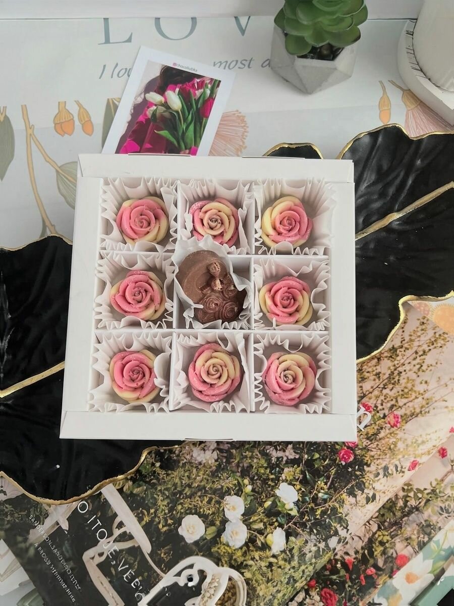 Конфеты в подарок на 8 марта ShokoTrendy Шоколадные Розы в коробке, ассорти
