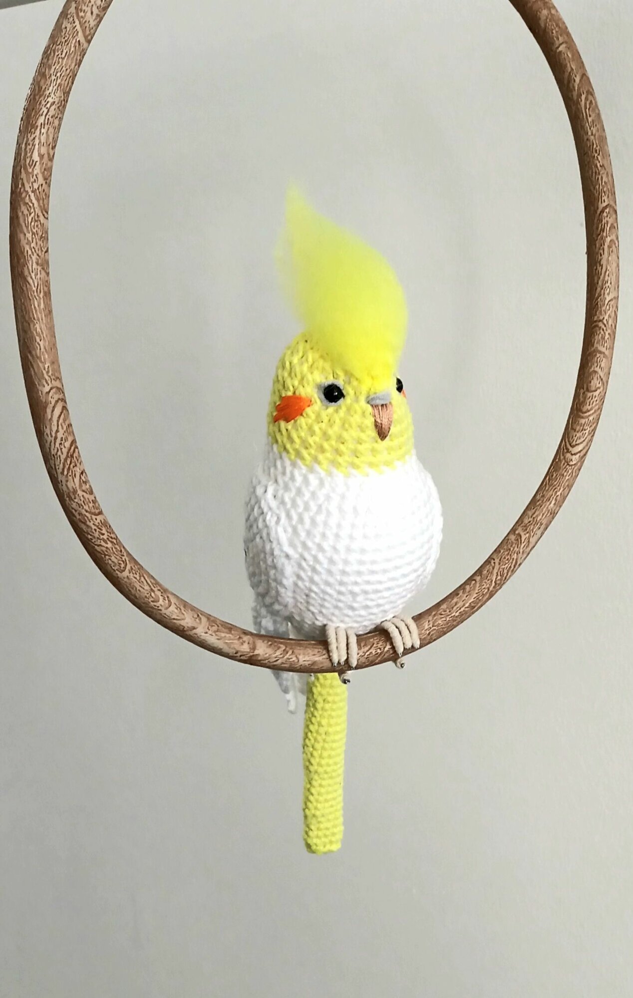 Вязаная игрушка попугай Корелла