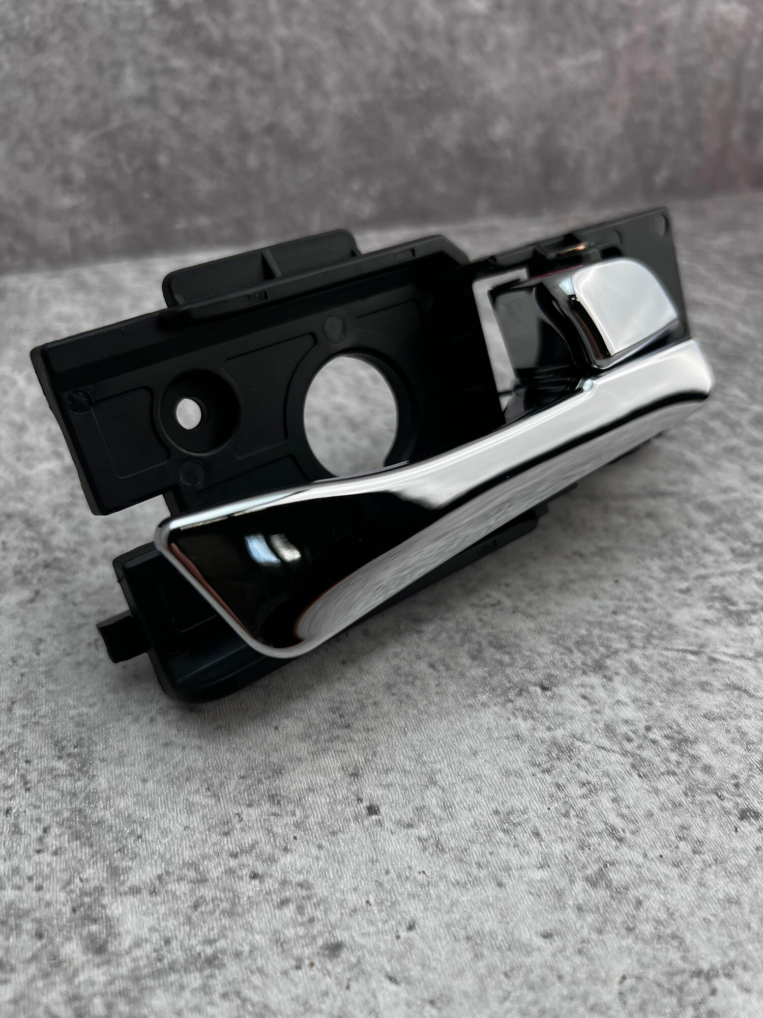 Ручка внутренняя передняя правая 826201R010CR. Хром. Для Hyundai Solaris с 2011 до 2017 года выпуска.