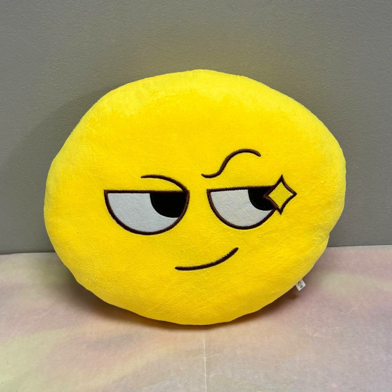 Плюшевая игрушка-подушка я комнаты "Смайл подмигивает" с подозрительным взглядом