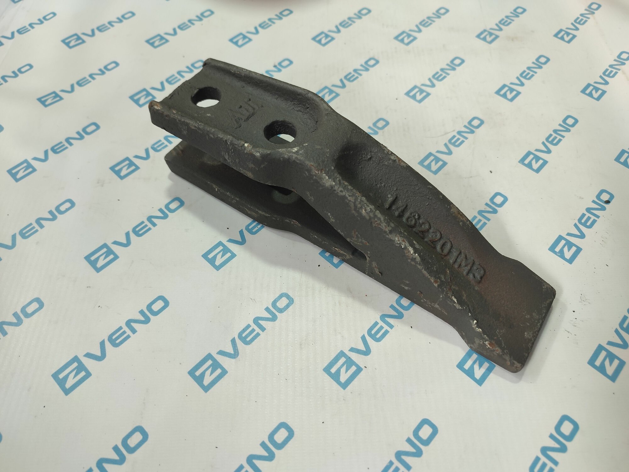 Зуб ковша экскаватора центральный 1462201M3 Aili для экскаваторов-погрузчиков TEREX 820/840/860/880/970/980