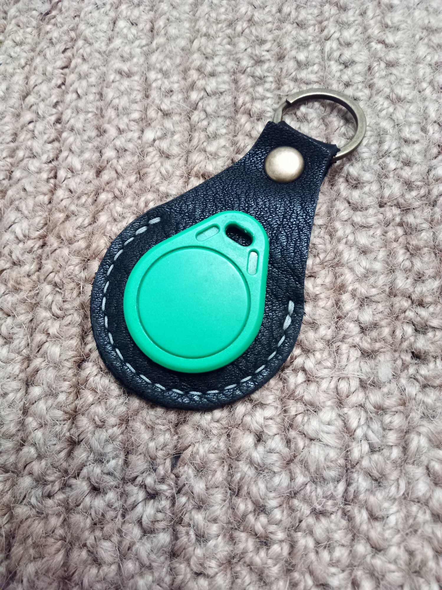 Чехол-брелок GRAPHITE для магнитного ключа домофона черный серая нить